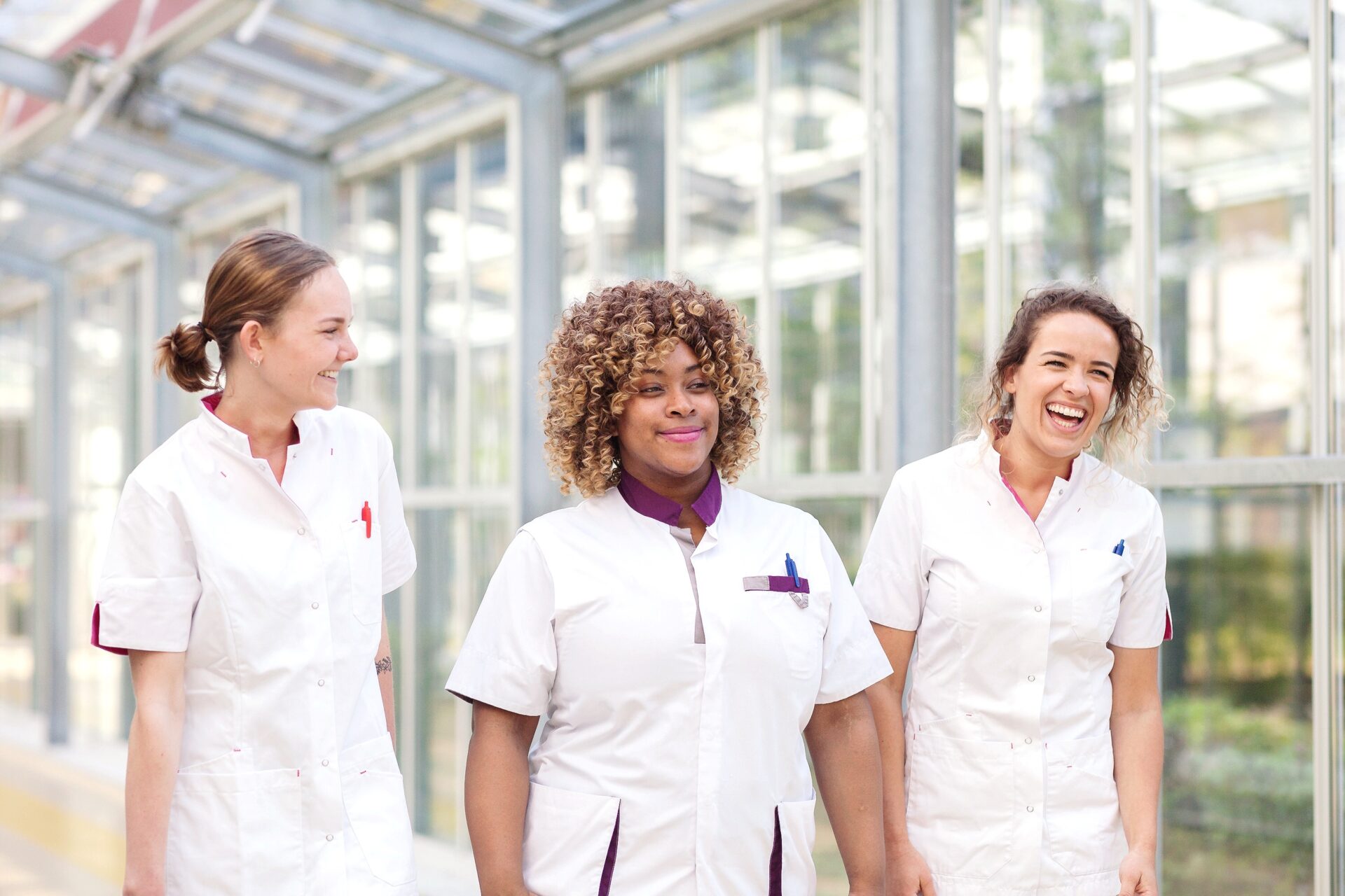 Zorgassistent: opleiding, werkzaamheden en vacatures - Okeedo