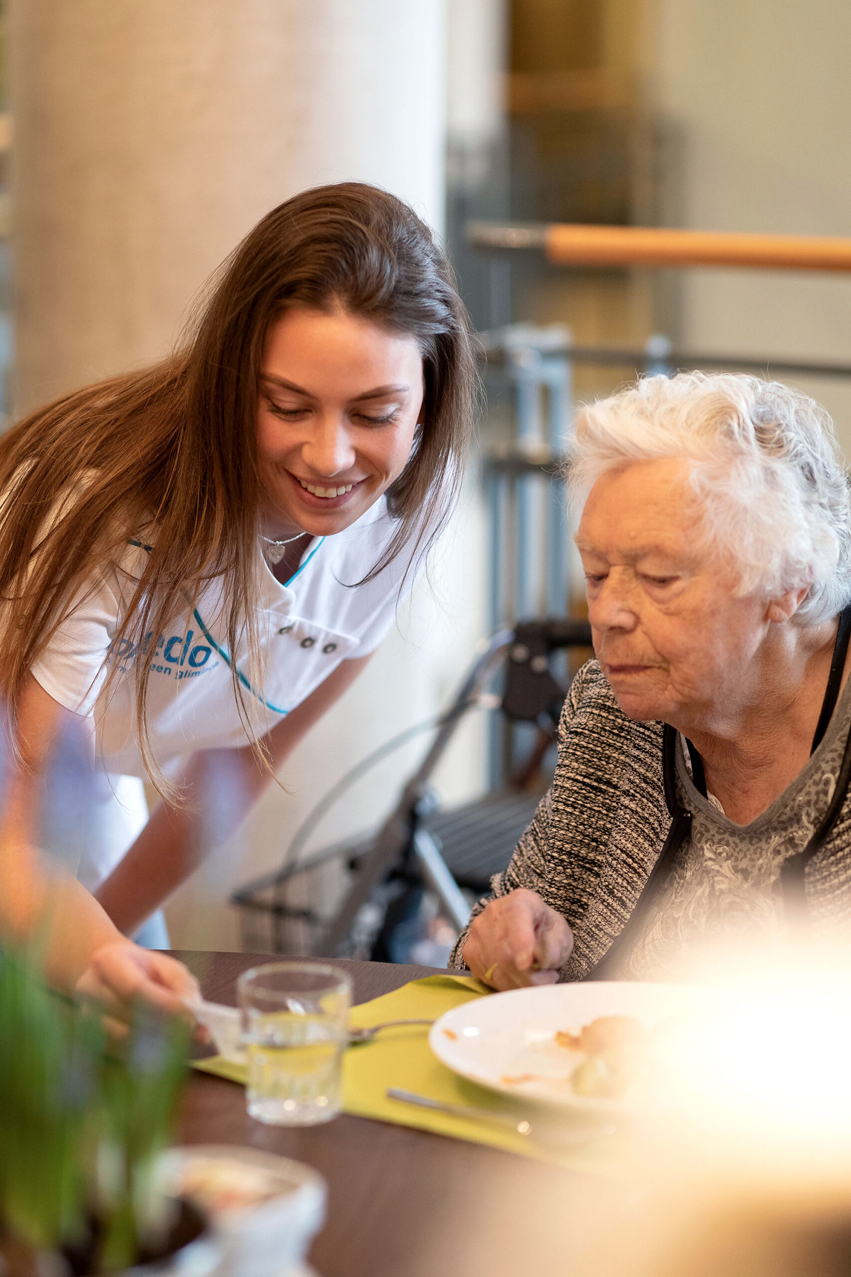 Zorgassistent: opleiding, werkzaamheden en vacatures - Okeedo