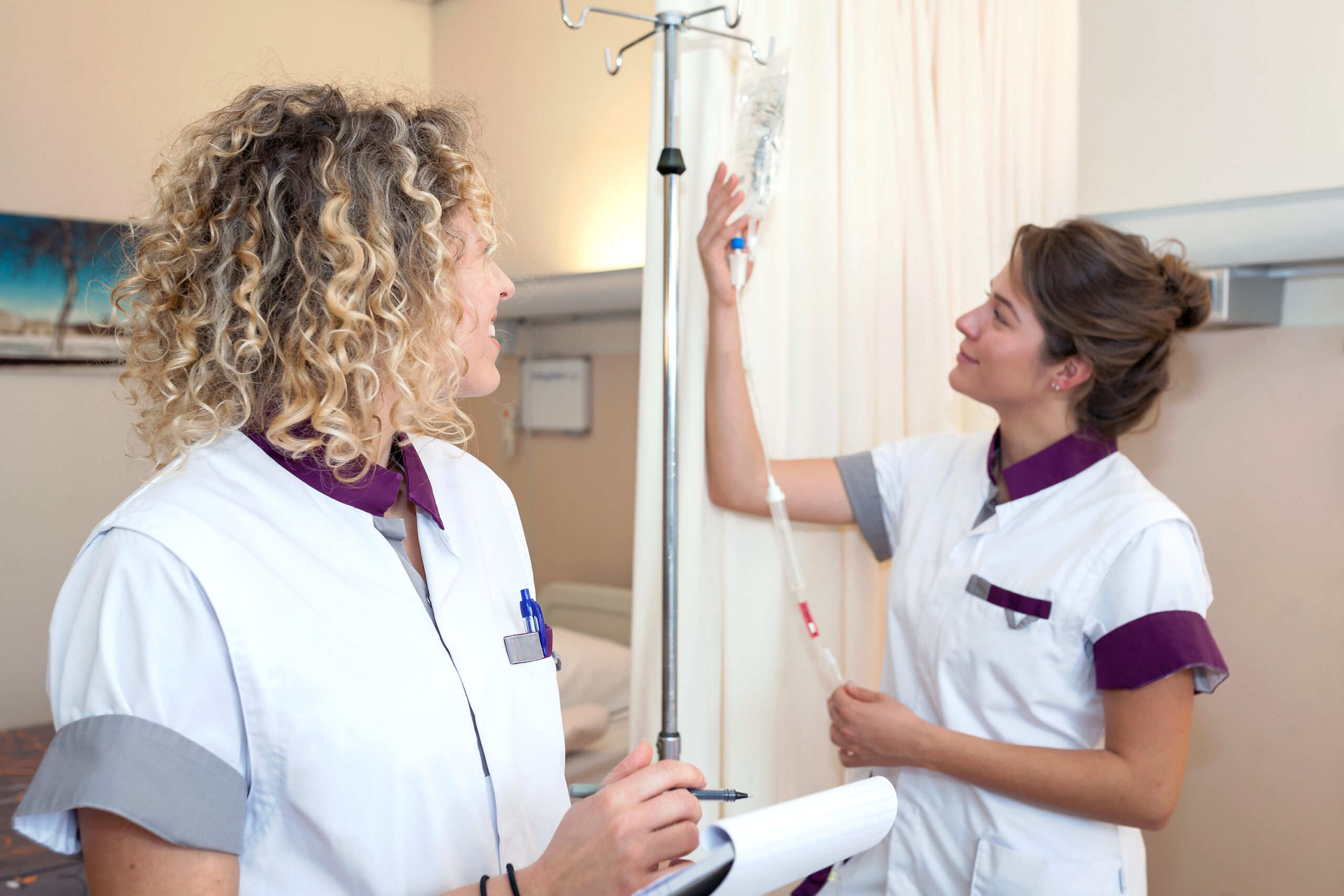 Werkdruk in de zorg: percentages, oorzaken en maatregelen